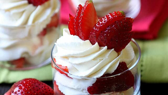 Strawberries & Cream Mini Parfaits {Easy No Bake Dessert Recipe}