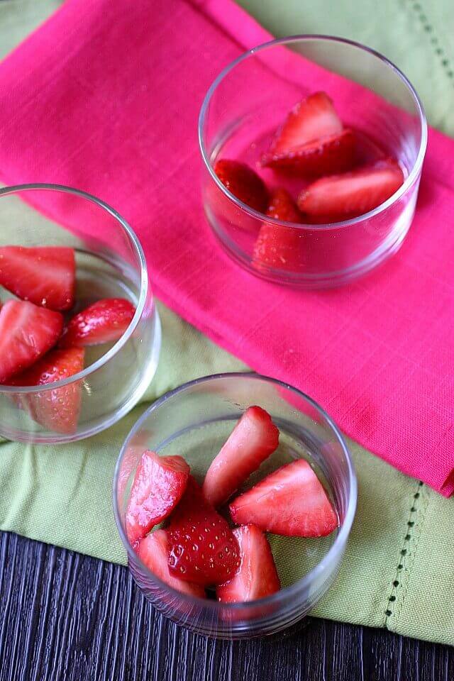 Strawberries & Cream Mini Parfaits {Easy No Bake Dessert Recipe}