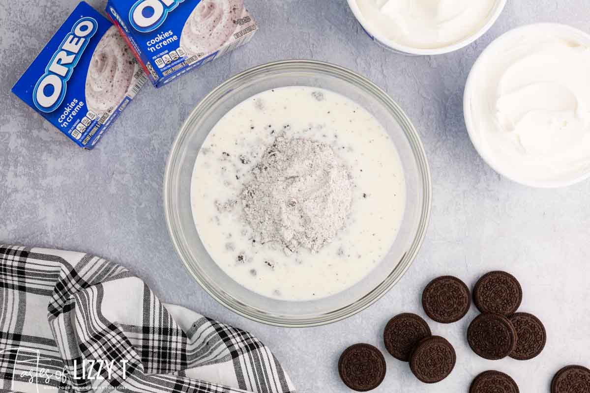 Oreo Fluff Dessert Dip {4 ingredients} | Tastes of Lizzy T